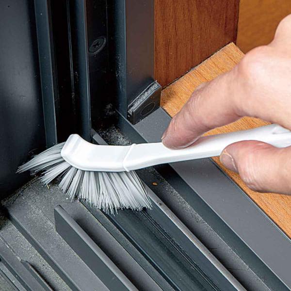 サイズ/約幅1.5×奥行4.5×高さ17.7cm重量/約8g内容量/1個材質/ポリプロピレン・ナイロン生産国/日本製●窓のサッシ・トースター・壁際・キーボードなど様々な場所を掃除できるこぼうきです。●柄先のヘラはサッシレールの土埃や汚れをか...