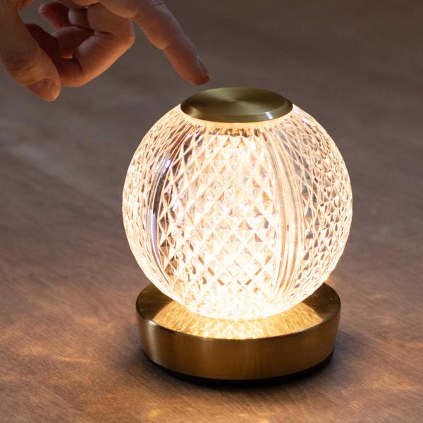 サイズ/約高さ12cm直径：約10cm内容量/1個付属品：USB Type-Cケーブル材質/ガラス、スチール生産国/中国製●ガラスと真鍮風のベースを組み合わせた、レトロモダンな雰囲気のLEDランタンです。●点灯すると、柔らかな光がカッティン...