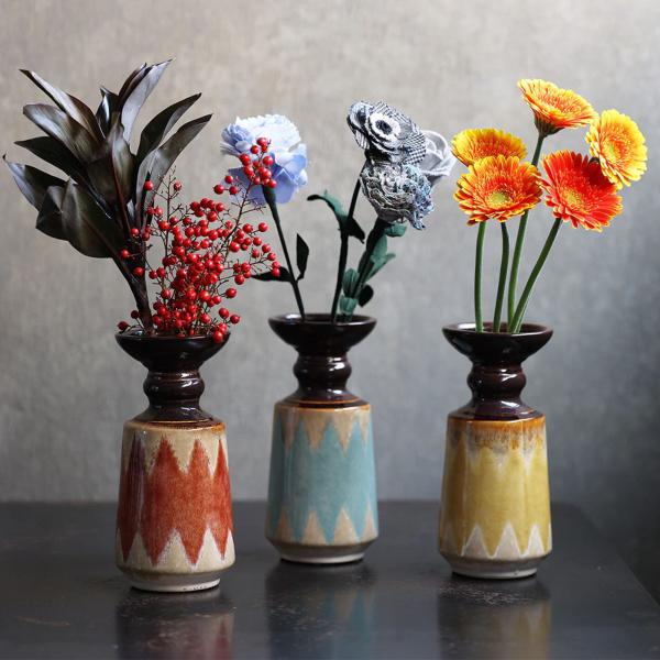 サイズ/約高さ21cm直径：約10cm重量/約1.7kg内容量/1個材質/セラミック種類/ブルー、イエロー、ブラウン生産国/中国製●艶やかな黒釉が際立つ異国の息吹を感じる花瓶です。●民族的な模様が印象的で、和モダンの空間にも自然に調和します...