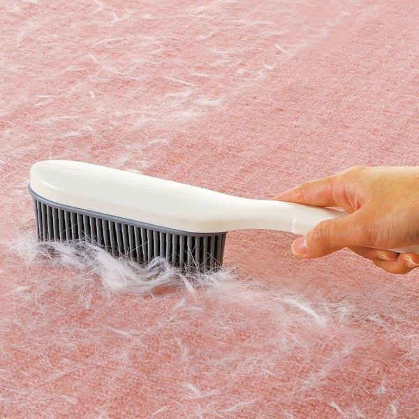 カーペットや布製品に絡みつく、取れにくい髪の毛・ペットの抜け毛・ホコリを簡単にかき集めることができるおそうじブラシです。カーペット・ジュータン・布製のソファー・車のシートなど入り組んだ場所の抜け毛をしっかりかき出します。 【商品詳細】 サイ...