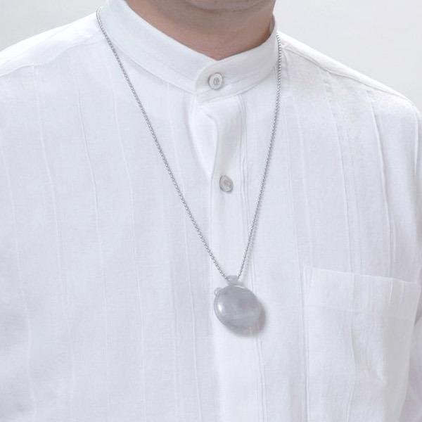 ●ニトログリセリン錠剤なら銀紙から出さず3個収納できます。　●ゆとりのある全長70cmのチェーンを使用しているので掛け外しが楽にできます。　●シリコンパッキンの使用で、日常的な水しぶきや汗を気にせず、いつも身に着けておけます。（日常防水付）...