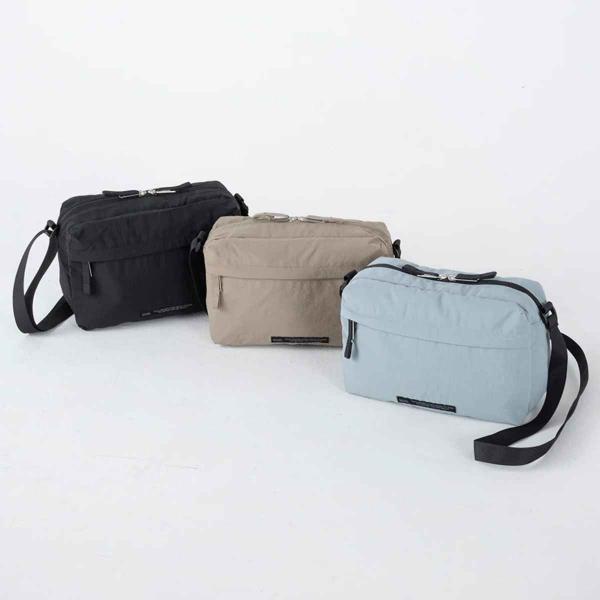 サイズ/約幅26×奥行9×高さ17cm（ショルダー含まない）容量/約3.5L内容量/1個材質/ナイロン種類/ブラック、スモークカーキ、ライトブルーグレー生産国/中国製●軽くて持ちやすく、身軽にお出かけできるショルダーバッグです。●内側にはポ...