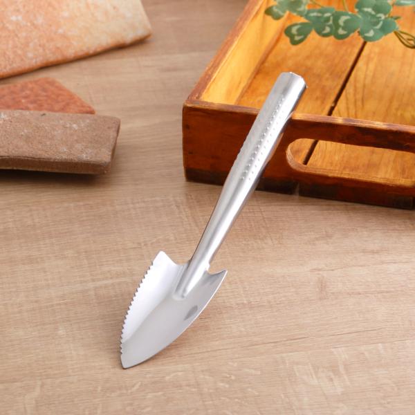 サイズ/約幅22.8×奥行4.1×高さ2.1cm内容量/1個材質/ステンレス●フィールドミニスコップです。●丈夫でサビにくいステンレス製です。●手に収まりやすいコンパクトなサイズです。おしゃれ ガーデンツール 庭 植物 入れ替え 土 掘る ...