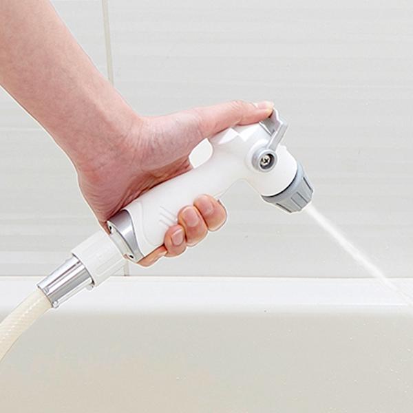 サイズ/約幅11×奥行5.3×高さ16cm内容量/1個付属品：ワンタッチジョイント部品、専用フック材質/合成ゴム、亜鉛合金、ABS樹脂、アルミ合金、ステンレス原産国/台湾●お使いのシャワーヘッドを切り替えるだけで、簡単に浴室をジェット水流で...