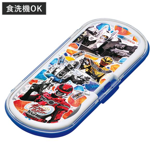 サイズ/ケース：約幅18.5×奥行8.5×高さ1.9cm箸：約16.5cmスプーン、フォーク：約13.5cm内容量/1個（箸、フォーク、スプーン、ケース、名前シール）材質/蓋・箸・ハンドル：AS樹脂本体・プッシュボタン：ABS樹脂中皿：ポリ...