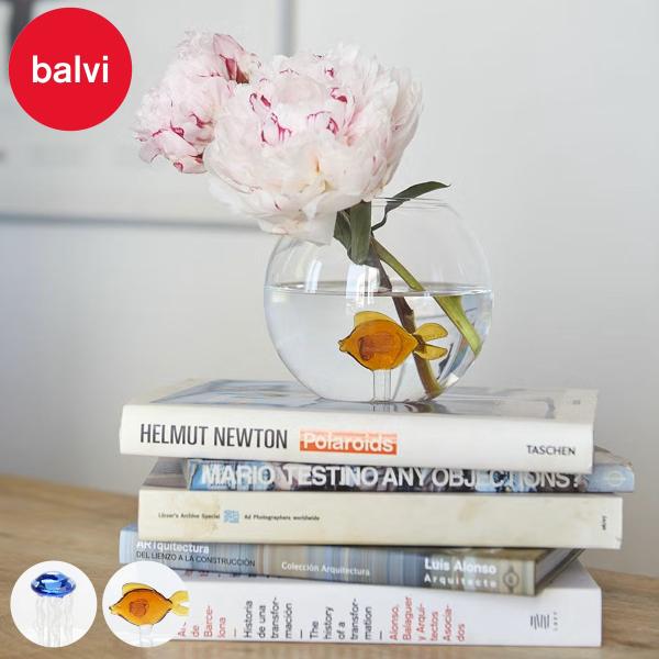 サイズ/クラゲ：約幅10×奥行き10×高さ19cmフィッシュ：約幅15×奥行き15×高さ13cm内容量/1個成分/ホウケイ酸ガラス種類/クラゲ、フィッシュ生産国/中国製●ガラスの中で海の生き物が泳いでいるようなフラワーベースです。●小ぶりな...