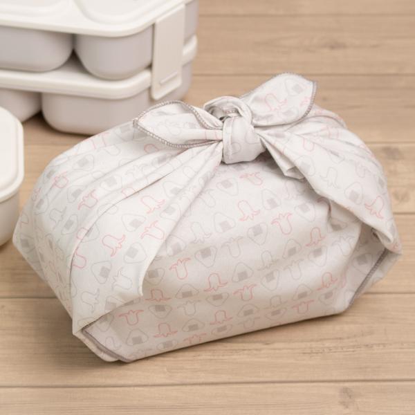 サイズ/約横50×縦50cm内容量/1枚材質/綿100％生産国/日本製耐熱温度/140度洗濯/洗濯機使用可能●お弁当箱をすっぽり包める大きめの50cmのランチクロスです。●おにぎりとタコさんウィンナーのパターン柄のランチクロスで、お弁当タイ...