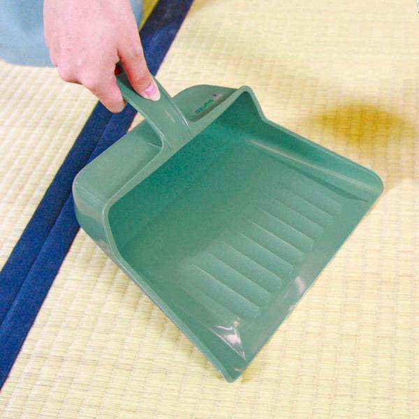 サイズ/約幅26×奥行26×高さ11cm重量/約110g内容量/1個材質/ポリプロピレン生産国/日本製●フード付きで、掃き取ったゴミがこぼれにくいちりとりです。●深めの設計になっているため、まとめて掃き取る際にも便利です。●樹脂製のため軽量...