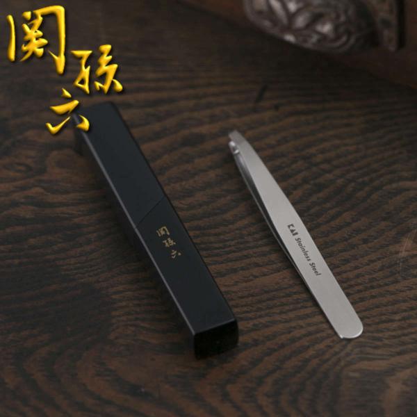 サイズ/約幅1.7×奥行11.1×高さ1.5cm重量/約24g内容量/1本付属品：ケース材質/本体：ステンレススチールケース：ABS樹脂生産国/中国製●刀匠・関孫六の職人が手作業で仕上げた毛抜きです。●先端の合わせを精密に調整しており、毛を...