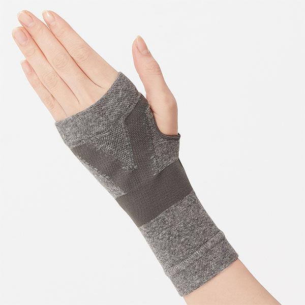 ◆　製品説明　◆・切り替え編みのテーピングラインで手首をサポートします。・手のひらと手の甲の真ん中は、メッシュ編みになっているので通気性がよくムレにくいです。・伸縮性のよいニットタイプ。・薄手なのでごわつきにくく、しっかり伸びてサポートして...