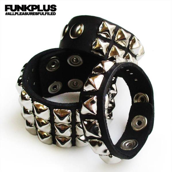 スタッズベルトやリストバンド等、パンクファッションにかかせないアイテムで人気のブランド“FUNK PLUS/ファンクプラス”1〜3連のピラミッド スタッズが存在感抜群のリストバンドです。スナップボタンで2段階のサイズ調整が可能です。存在感抜...