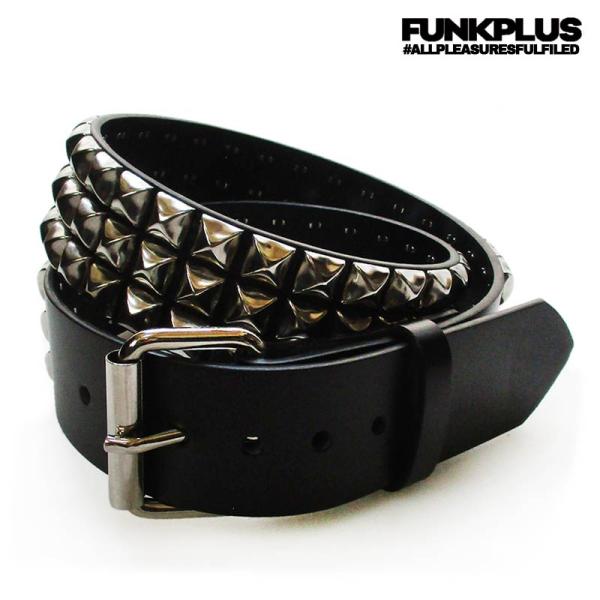 スタッズベルトやリストバンド等、パンクファッションにかかせないアイテムで人気のブランド“FUNK PLUS/ファンクプラス”3連ピラミッド スタッズが存在感抜群のベルトです。バックルはスナップボタンでお好みのバックルに交換も可能です。存在感...