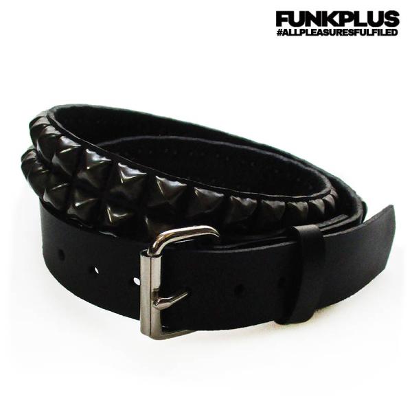 スタッズベルトやリストバンド等、パンクファッションにかかせないアイテムで人気のブランド“FUNK PLUS/ファンクプラス”2連ピラミッド スタッズが存在感抜群のベルトです。バックルはスナップボタンでお好みのバックルに交換も可能です。存在感...