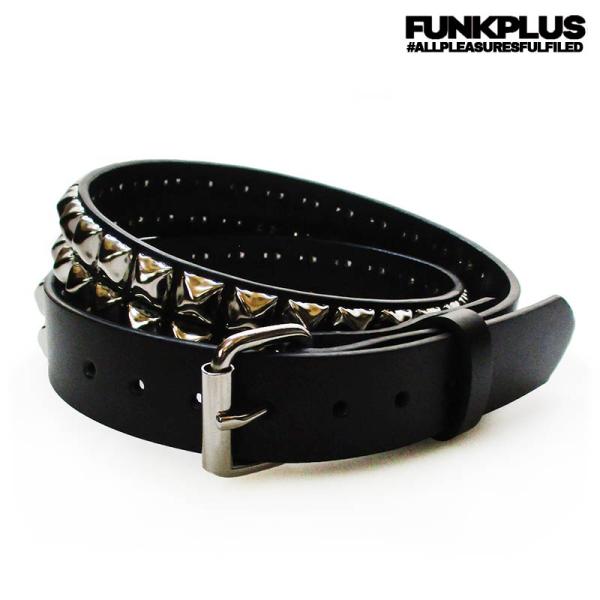 スタッズベルトやリストバンド等、パンクファッションにかかせないアイテムで人気のブランド“FUNK PLUS/ファンクプラス”2連ピラミッド スタッズが存在感抜群のベルトです。バックルはスナップボタンでお好みのバックルに交換も可能です。存在感...