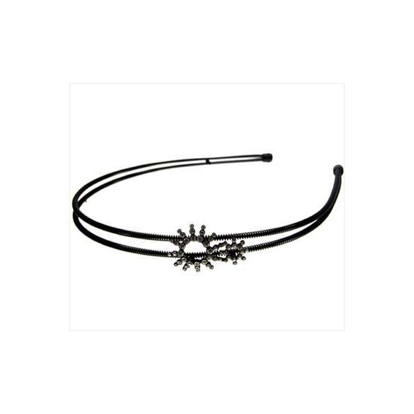 黒のベルベットにストーンが入っていて、ゴージャスな雰囲気をかもし出してくれます。心なしかアンチックっぽいデザインです。お洋服に合わせやすい色を取り揃えてみました。いかがですか。■サイズ：モチーフ幅35mm 縦21mm ■素　材：金属製 ※商...