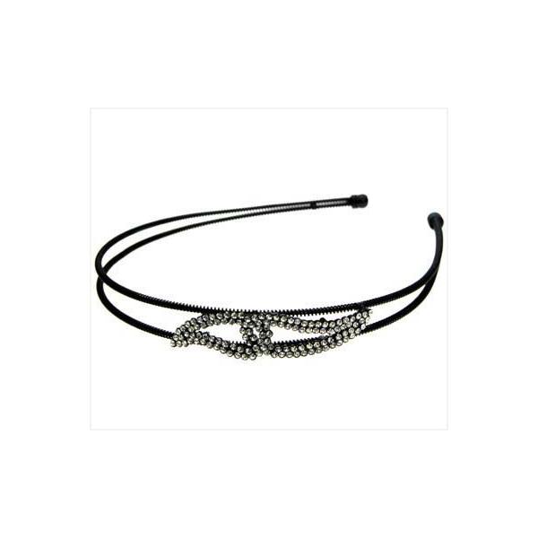 黒のベルベットにストーンが入っていて、ゴージャスな雰囲気をかもし出してくれます。心なしかアンチックっぽいデザインです。お洋服に合わせやすい色を取り揃えてみました。いかがですか。■サイズ：モチーフ幅64mm 縦15mm ■素　材：金属製 ※商...