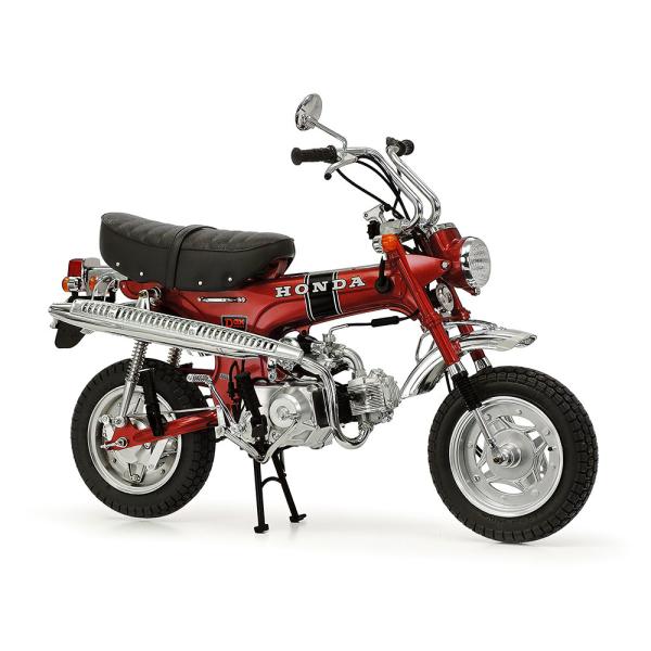 ●1969年に発売され、レジャーバイクとして大きな人気を集めたダックスHondaのプラスチックモデル組み立てキットです。 ●スケールは1/6、全長250mm。 ●特徴的なTボーンフレームは、実車同様に内部にガソリンタンクやバッテリーを内蔵。...