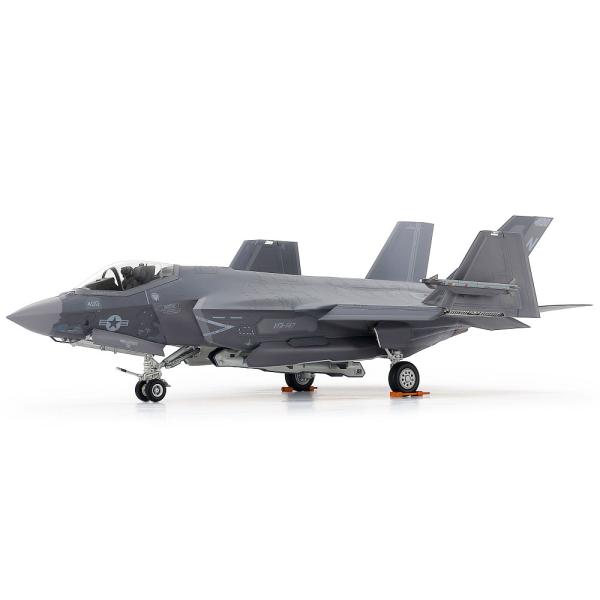 【 模型要目 】 航空母艦上での運用を目的とした艦載機型のF-35C ライトニングIIのプラスチックモデル組み立てキットです。★1/48スケール、全長327mm、全幅273mm。★高いステルス性を備えた独特な機体形状を忠実に再現。★機体全面...