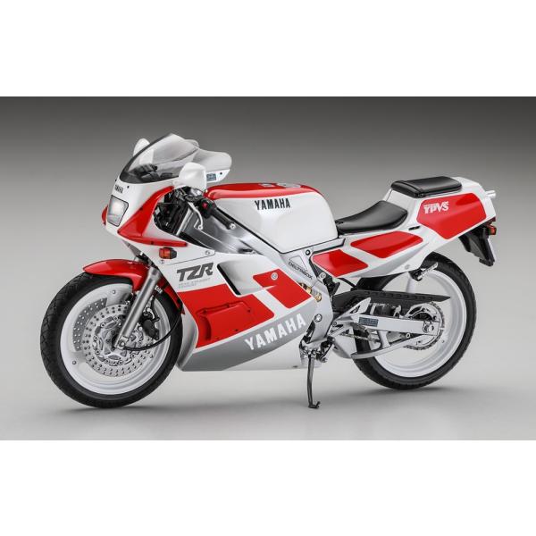 1989年、TZR250の2代目である「3MA」が登場しました。当時のレーサーマシンTZ250と同じ「後方排気レイアウト」のエンジンが特徴で、エンジン前方にキャブレターが、エンジン後方に排気管が配置された前方吸気後方排気システムが採用されま...