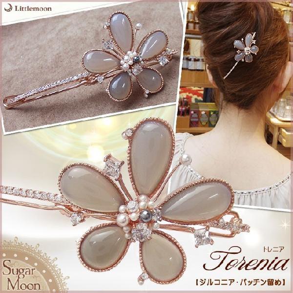 柔らかいヘアジュエリー。この上なく優しい気分で過ごせそう。ミルキーカラーとジルコニアの蝶の、美しき競演。可愛くなり過ぎない抑えめトーンで統一した、大人っぽいパッチンとめ。幅9.5cmと、存在感もたっぷり。台座は顔周りを明るくしてくれる、優し...