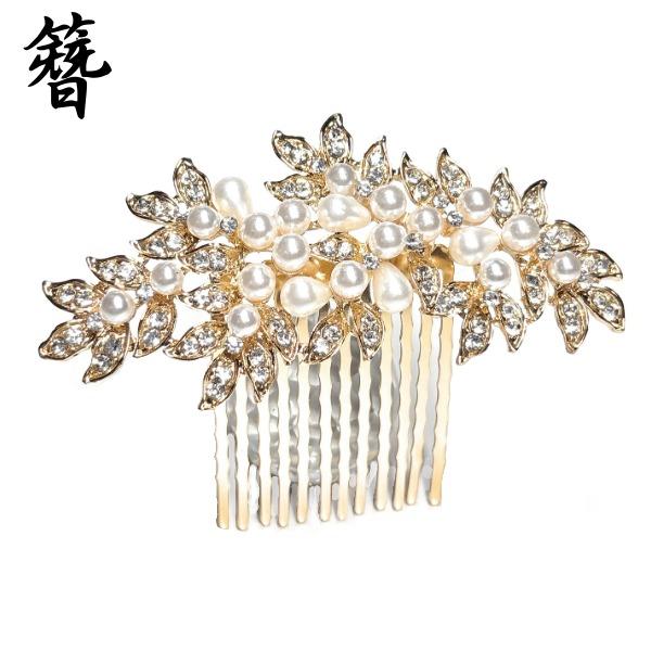 商品説明 ２種の大き目なパールを贅沢に配置したビジューコーム雫形パールと丸いパールのハーモニーが絶妙な気品高いお品です。パーティードレスから留袖迄幅広くお使いになれる髪飾りです。■サイズ モチーフ部分 約86mm x 43mm■素材 合金/...