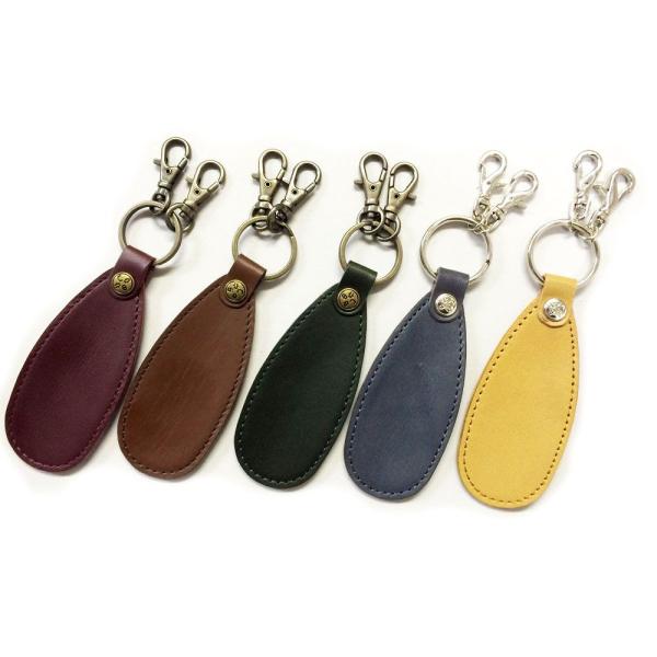 使用している革はナチュラル仕上げの本革です。丈夫で繊維がよく締まった革質のため徐々に柔らかく手に馴染み上品で長く使える革です。天然の革ならではの傷やシワなどの表情や自然な革の匂い温かな手触りなど、革らしさが特徴です。本体材質_牛革/金具材質_真鍮