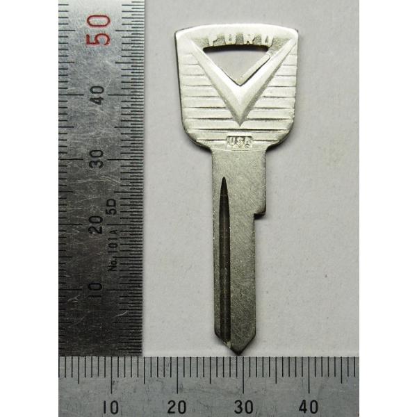 STRATTEC(USA)製の品番32838です。1本単位での販売です。公式なFORDのライセンス品です。この商品はFORD文字の上端が削れています。FORD USAフォード(1952-1966)