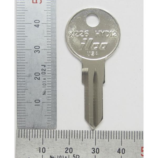 ILCO製(USA)のHYD12(X226)ブランクキーです。未カットのブランクキーでの販売です。Harley Davidson(ハーレー)　適合鍵番号:000-200　この鍵番号でも別の鍵の種類もありますので、お手持ちの鍵と見比べてお選び...