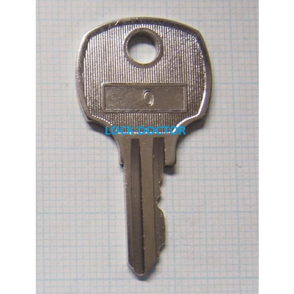 IDEC(アイデック)0番の社外コピーキーです。社外コピーキーですのでIDECの刻印は入りません。鍵番号の0は刻印が入ります。1本単位での販売です。GSS製のブランクキーを使用して合鍵作成しています。IDECのセレクタスイッチで動作確認済み...