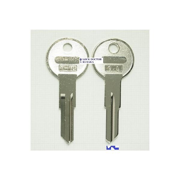 日本メーカーのK10ブランクキーです。商品写真は鍵の表裏の2本ですが、未カットのブランクキー1本単位での販売です。商品写真の断面図は鍵の持ち手側から鍵先を見た場合の断面図で鍵穴形状の図です。形状・寸法の似たような鍵が多数ありますのでお手持ち...
