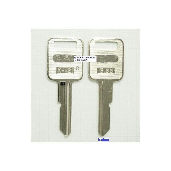 日本メーカーのK121ブランクキーです。商品写真は鍵の表裏の2本ですが、未カットのブランクキー1本単位での販売です。商品写真の断面図は鍵の持ち手側から鍵先を見た場合の断面図で鍵穴形状の図です。形状・寸法の似たような鍵が多数ありますのでお手持...