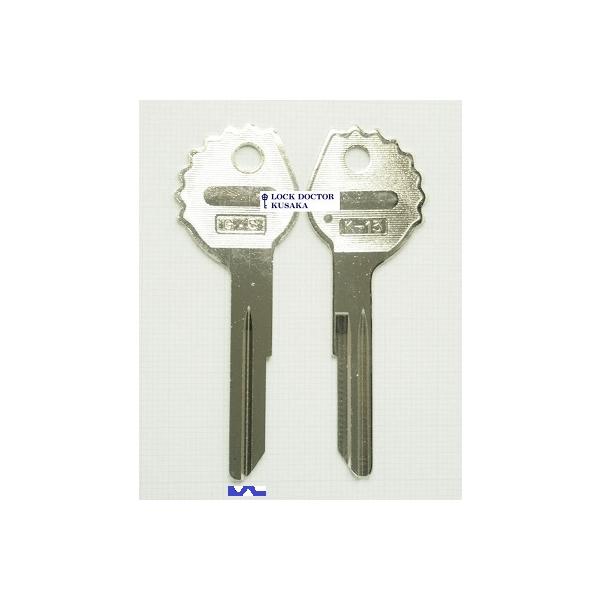 日本メーカーのK13ブランクキーです。商品写真は鍵の表裏の2本ですが、未カットのブランクキー1本単位での販売です。商品写真の断面図は鍵の持ち手側から鍵先を見た場合の断面図で鍵穴形状の図です。形状・寸法の似たような鍵が多数ありますのでお手持ち...