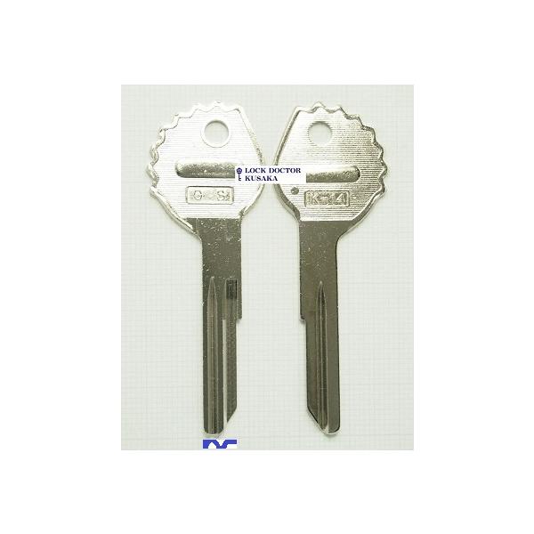 日本メーカーのK14ブランクキーです。商品写真は鍵の表裏の2本ですが、未カットのブランクキー1本単位での販売です。商品写真の断面図は鍵の持ち手側から鍵先を見た場合の断面図で鍵穴形状の図です。形状・寸法の似たような鍵が多数ありますのでお手持ち...