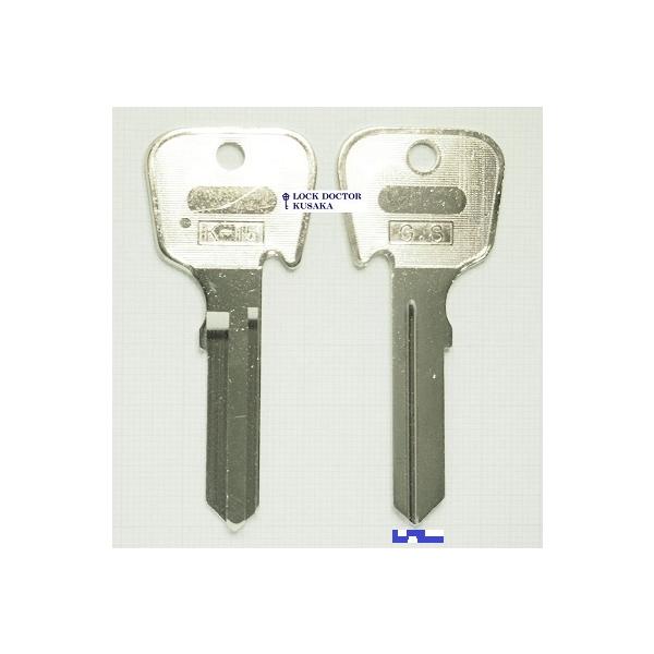 日本メーカーのK15ブランクキーです。商品写真は鍵の表裏の2本ですが、未カットのブランクキー1本単位での販売です。商品写真の断面図は鍵の持ち手側から鍵先を見た場合の断面図で鍵穴形状の図です。形状・寸法の似たような鍵が多数ありますのでお手持ち...