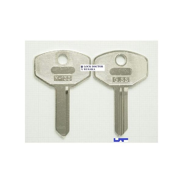日本メーカーのK153ブランクキーです。商品写真は鍵の表裏の2本ですが、未カットのブランクキー1本単位での販売です。商品写真の断面図は鍵の持ち手側から鍵先を見た場合の断面図で鍵穴形状の図です。形状・寸法の似たような鍵が多数ありますのでお手持...