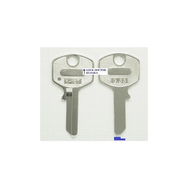 GSS製のK187ブランクキーです。商品写真は鍵の表裏の2本ですが、未カットのブランクキー1本単位での販売です。商品写真の断面図は鍵の持ち手側から鍵先を見た場合の断面図で鍵穴形状の図です。形状・寸法の似たような鍵が多数ありますのでお手持ちの...