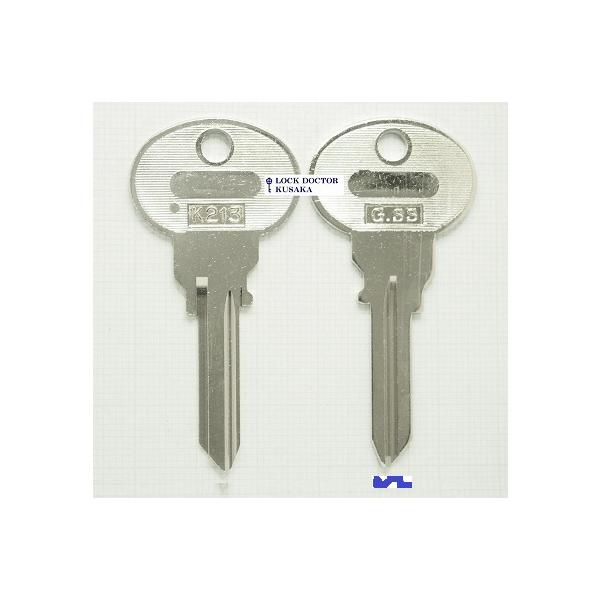 GSS製のK213ブランクキーです。商品写真は鍵の表裏の2本ですが、未カットのブランクキー1本単位での販売です。商品写真の断面図は鍵の持ち手側から鍵先を見た場合の断面図で鍵穴形状の図です。形状・寸法の似たような鍵が多数ありますのでお手持ちの...