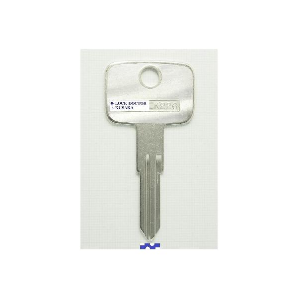 GSS製のK226ブランクキーです。未カットのブランクキー1本単位での販売です。商品写真の断面図は鍵の持ち手側から鍵先を見た場合の断面図で鍵穴形状の図です。形状・寸法の似たような鍵が多数ありますのでお手持ちの鍵と見比べてお選びください。FU...