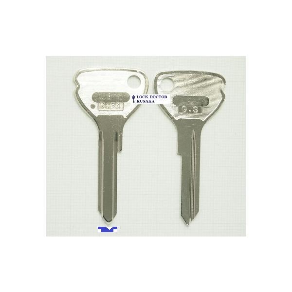 日本メーカーのK34ブランクキーです。商品写真は鍵の表裏の2本ですが、未カットのブランクキー1本単位での販売です。商品写真の断面図は鍵の持ち手側から鍵先を見た場合の断面図で鍵穴形状の図です。形状・寸法の似たような鍵が多数ありますのでお手持ち...
