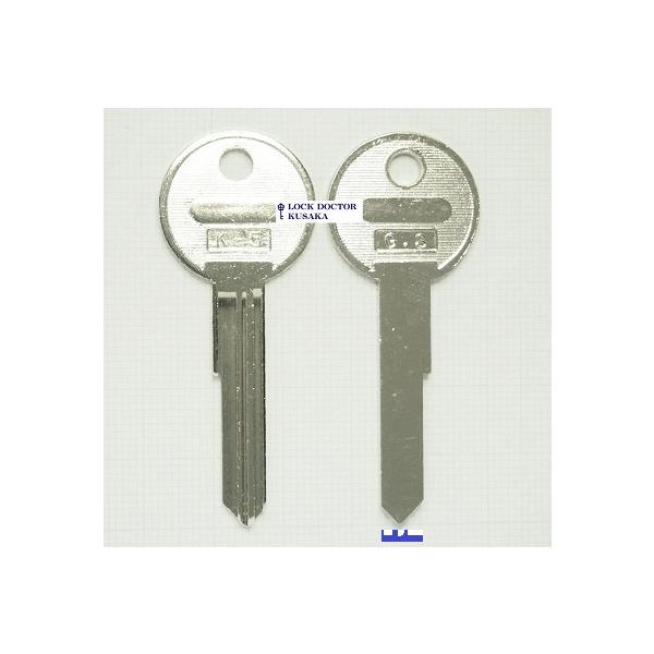 日本メーカーのK5ブランクキーです。商品写真は鍵の表裏の2本ですが、未カットのブランクキー1本単位での販売です。商品写真の断面図は鍵の持ち手側から鍵先を見た場合の断面図で鍵穴形状の図です。形状・寸法の似たような鍵が多数ありますのでお手持ちの...