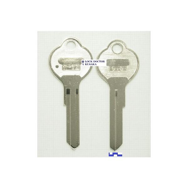 日本メーカーのK62ブランクキーです。商品写真は鍵の表裏の2本ですが、未カットのブランクキー1本単位での販売です。商品写真の断面図は鍵の持ち手側から鍵先を見た場合の断面図で鍵穴形状の図です。形状・寸法の似たような鍵が多数ありますのでお手持ち...