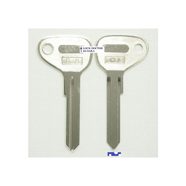 日本メーカーのK73ブランクキーです。商品写真は鍵の表裏の2本ですが、未カットのブランクキー1本単位での販売です。商品写真の断面図は鍵の持ち手側から鍵先を見た場合の断面図で鍵穴形状の図です。形状・寸法の似たような鍵が多数ありますのでお手持ち...