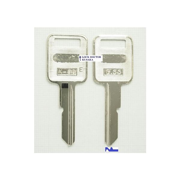 日本メーカーのK80ブランクキーです。商品写真は鍵の表裏の2本ですが、未カットのブランクキー1本単位での販売です。商品写真の断面図は鍵の持ち手側から鍵先を見た場合の断面図で鍵穴形状の図です。形状・寸法の似たような鍵が多数ありますのでお手持ち...