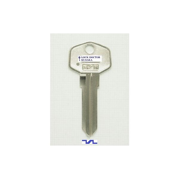 日本メーカーのK97ブランクキーです。未カットのブランクキー1本単位での販売です。商品写真の断面図は鍵の持ち手側から鍵先を見た場合の断面図で鍵穴形状の図です。形状・寸法の似たような鍵が多数ありますのでお手持ちの鍵と見比べてお選びください。F...