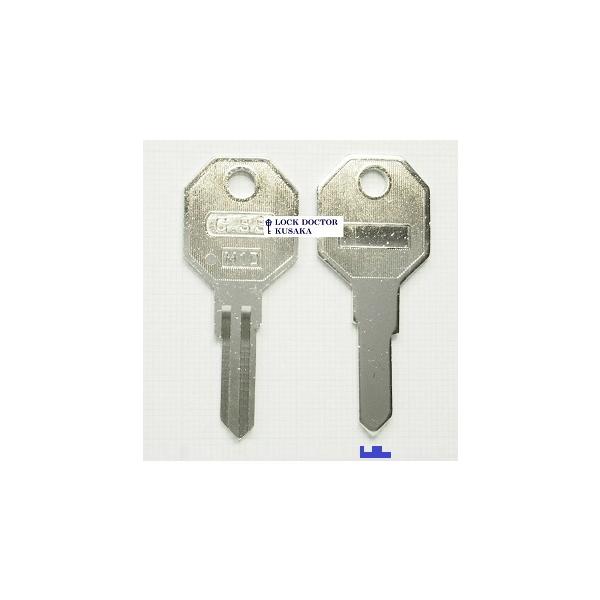 国産ブランクキーのM1です。ブランクキーメーカーは在庫状況によりますので選ぶことはできません。鍵の外形形状は同じですが、ブランクキーメーカーによりキーヘッドの刻印デザインが異なります。商品写真は鍵の裏表の2本ですが、未カットのブランクキー1...