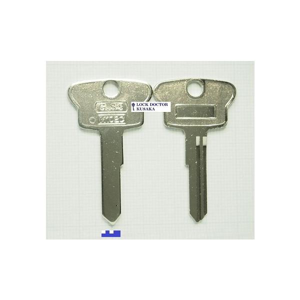 日本メーカーのブランクキーのM102です。ブランクキーメーカーは在庫状況によりますので選ぶことはできません。鍵の外形形状は同じですが、ブランクキーメーカーによりキーヘッドの刻印デザインが異なります。商品写真は鍵の裏表の2本ですが、未カットの...