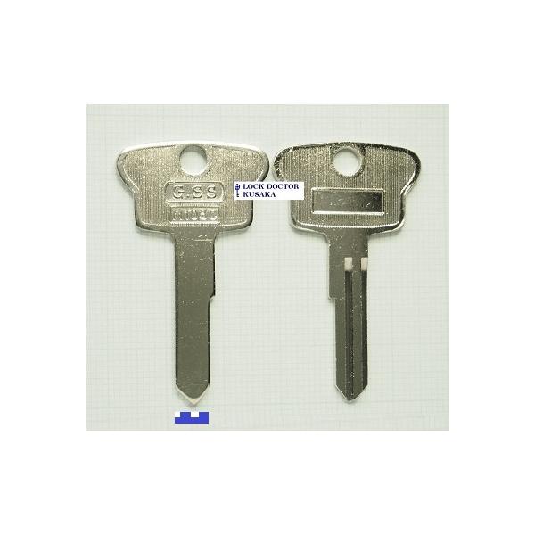 日本メーカーのブランクキーのM103です。ブランクキーメーカーは在庫状況によりますので選ぶことはできません。鍵の外形形状は同じですが、ブランクキーメーカーによりキーヘッドの刻印デザインが異なります。商品写真は鍵の裏表の2本ですが、未カットの...