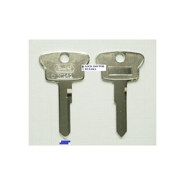 日本メーカーのブランクキーのM104です。ブランクキーメーカーは在庫状況によりますので選ぶことはできません。鍵の外形形状は同じですが、ブランクキーメーカーによりキーヘッドの刻印デザインが異なります。商品写真は鍵の裏表の2本ですが、未カットの...
