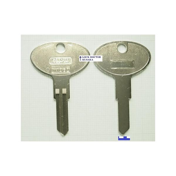 日本メーカーのブランクキーのM106です。ブランクキーメーカーは在庫状況によりますので選ぶことはできません。鍵の外形形状は同じですが、ブランクキーメーカーによりキーヘッドの刻印デザインが異なります。商品写真は鍵の裏表の2本ですが、未カットの...