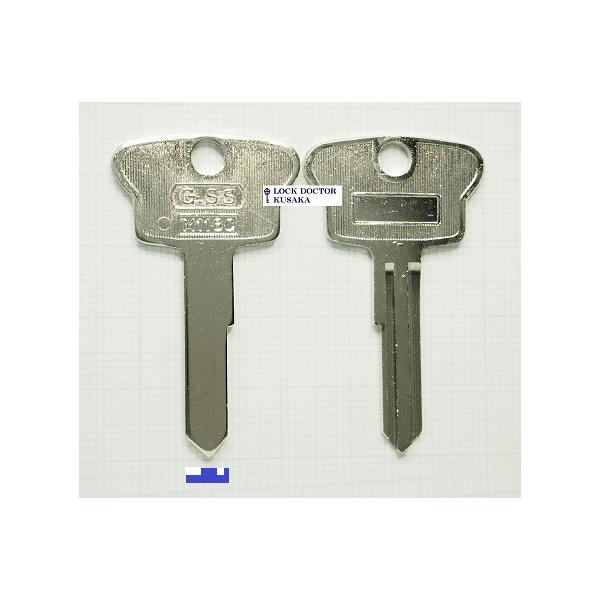 日本メーカーのブランクキーのM116です。ブランクキーメーカーは在庫状況によりますので選ぶことはできません。鍵の外形形状は同じですが、ブランクキーメーカーによりキーヘッドの刻印デザインが異なります。商品写真は鍵の裏表の2本ですが、未カットの...